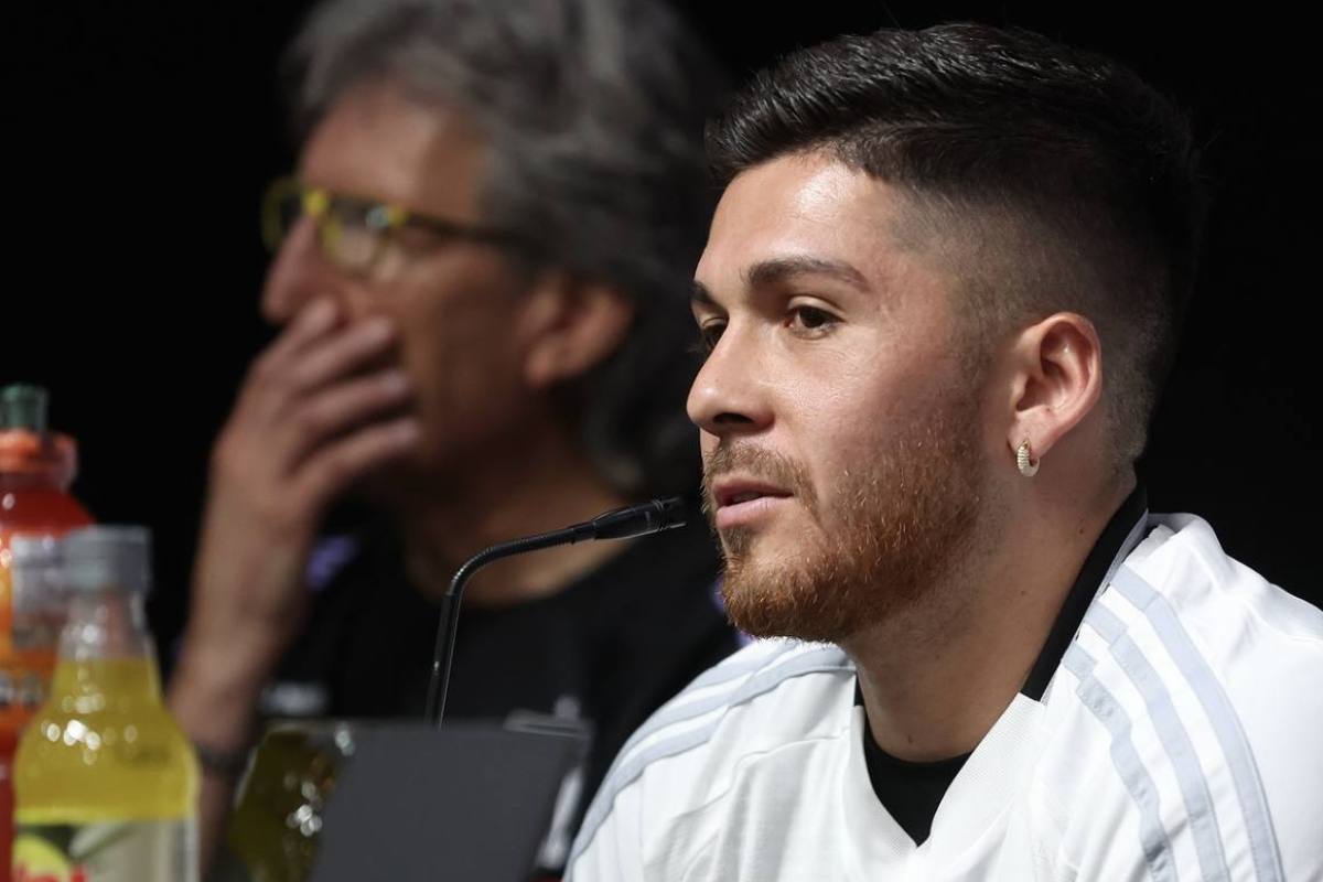 Víctor Méndez en Colo Colo: Responde a Críticas por su Pasado azul